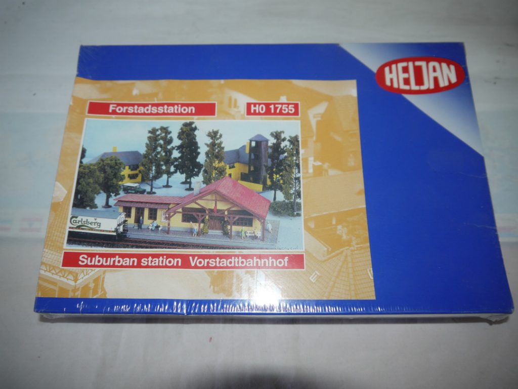 Heljan 1755 Forstads Station / Banegård 27,2x11,2x9 cm Ny i Pakning H0 ...