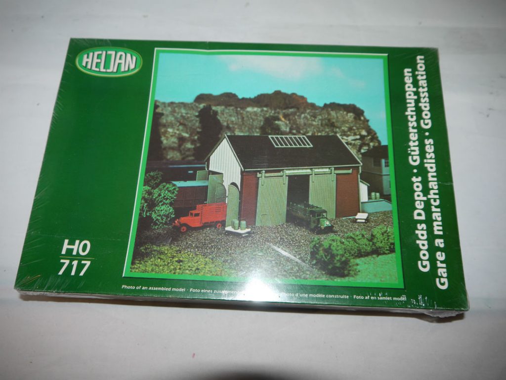 Heljan 1755 Forstads Station / Banegård 27,2x11,2x9 cm Ny i Pakning H0 ...