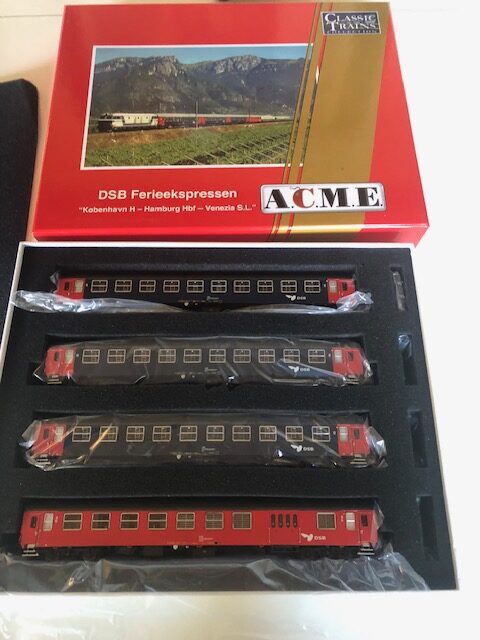 ACME 55293 Ferienexpress DSB/DB, 4 Vogne Nyt Sæt H0. - Elos Modeltog og Hobby